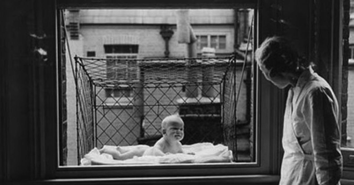 10 cosas insólitas que hacían las madres a sus bebés en el pasado