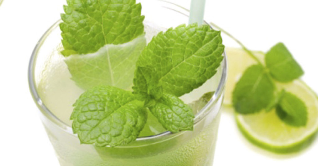Conozca los beneficios de mezclar menta y limón