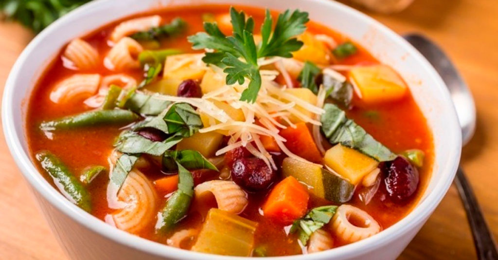 Aprenda a preparar una sopa tipo minestrone, pero sin gluten ni lactosa