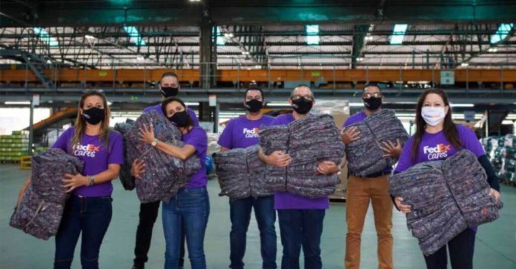 FedEx convierte los viejos uniformes en mantas para donar