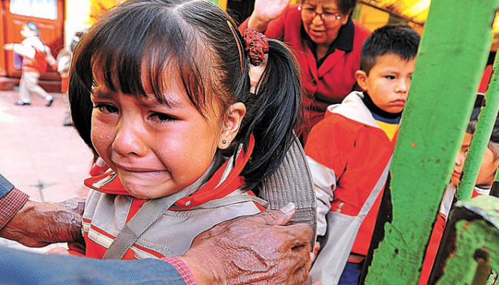 Niña es castigada en la escuela, y se les pasa la mano
