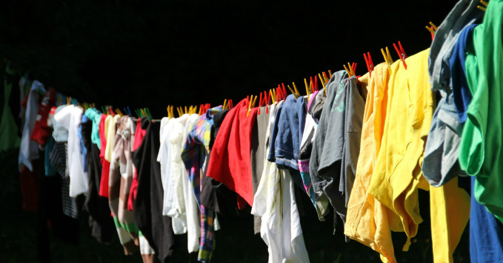 8 Trucos caseros par quitar resina de la ropa