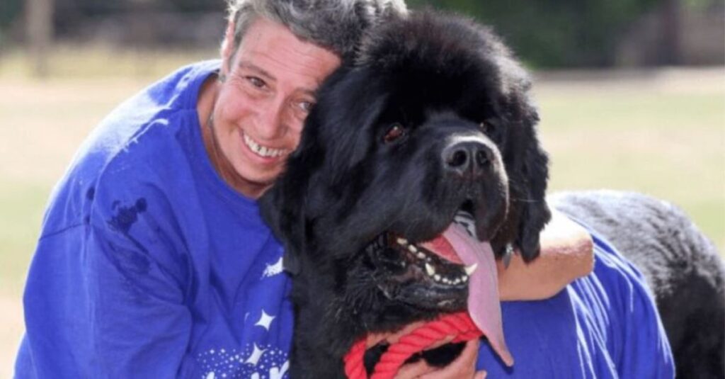 Un perro olfatea el cáncer de mama de una tutora: "Me salvó"
