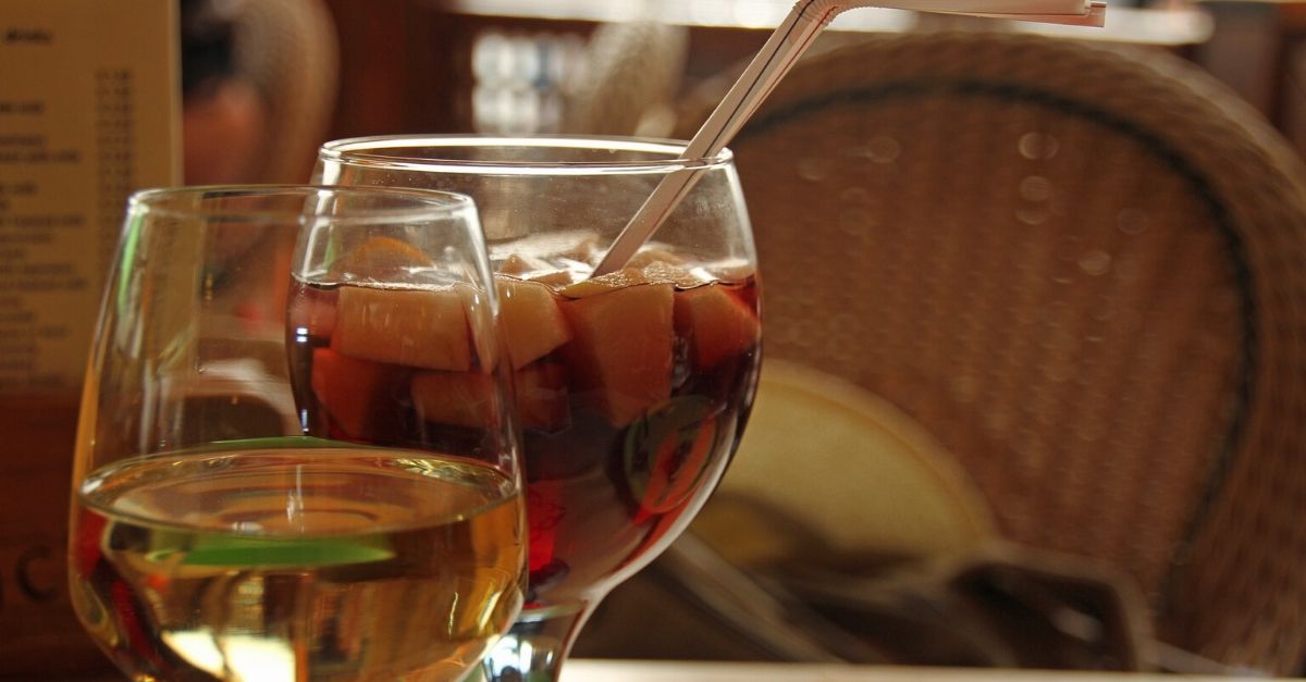 Cómo hacer un clericot de manzanas y vino tinto