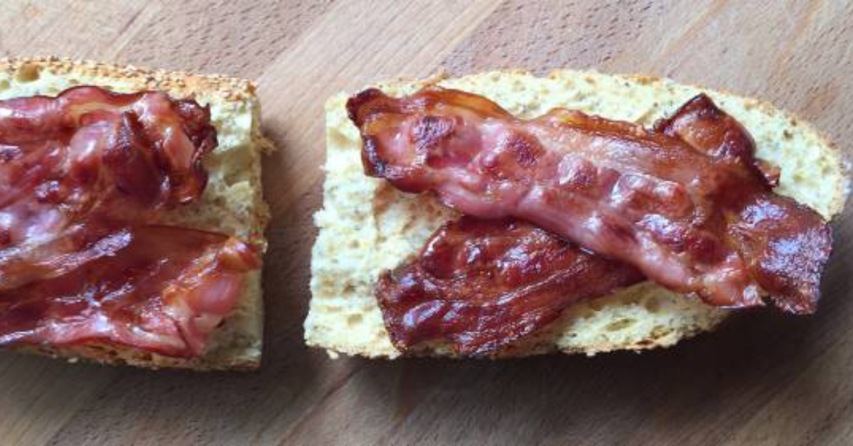 Cómo hacer beicon o tocino crujiente