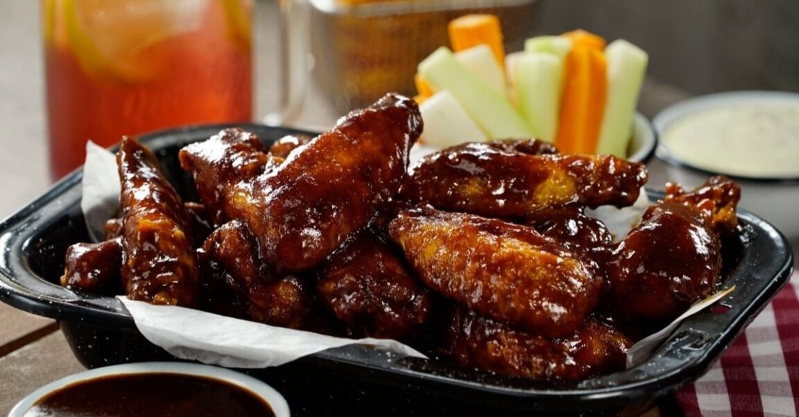 Disfruta de unas crujientes alitas a la barbacoa