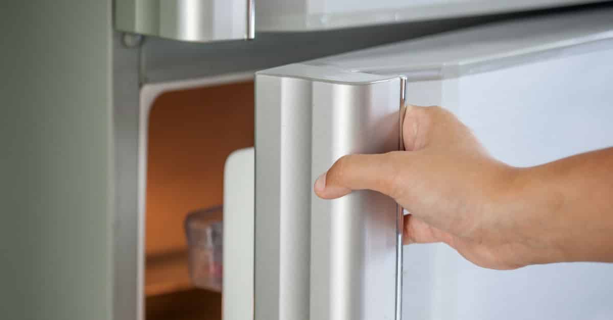 ¿La nevera no enfría? Descubre a qué se puede deber y qué hacer