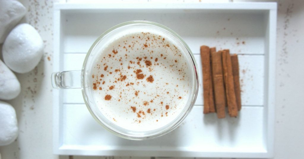 Leche con canela: beneficios y cómo hacerla