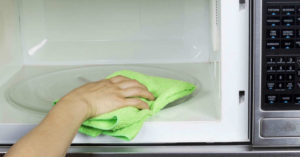 Cómo limpiar el microondas: 4 formas