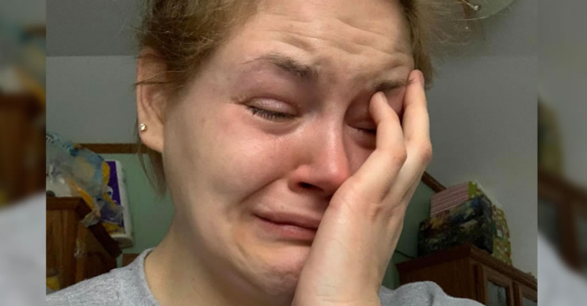 Una mujer se desahoga y llora al hablar de ser madre a tiempo completo