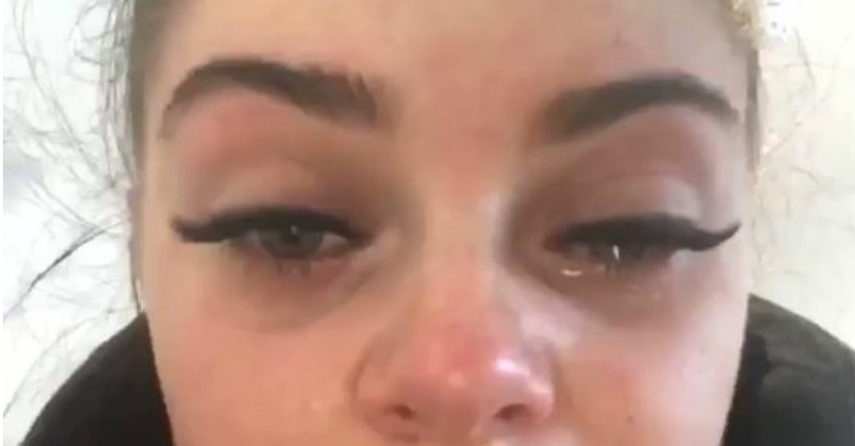 Mujer sufre ceguera temporal después de hacer estiramiento de pestañas