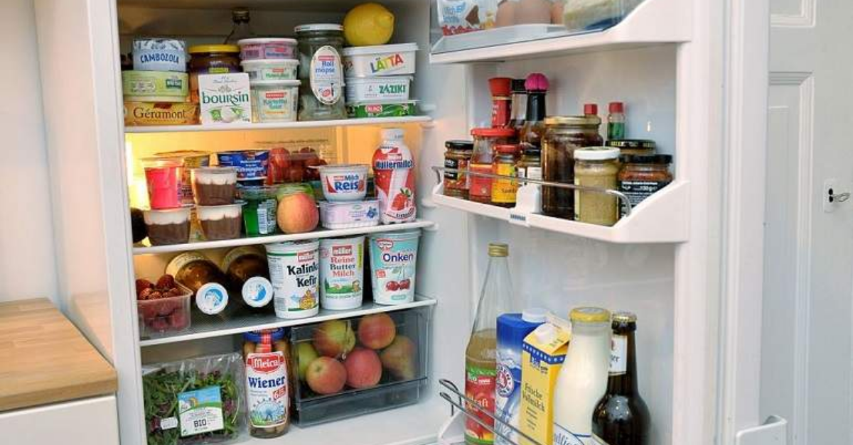 ¿Cómo se debe almacenar comida en el refrigerador?