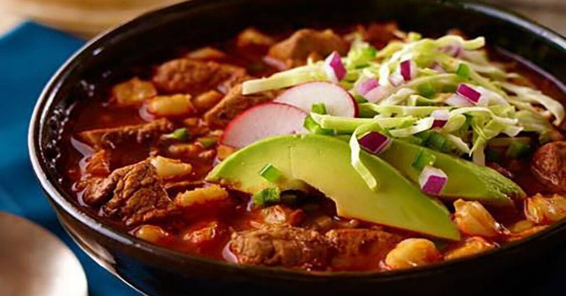 Cómo hacer pozole rojo de cerdo y pollo