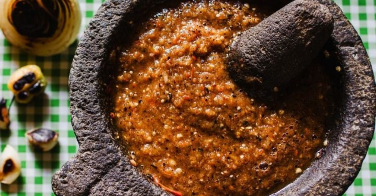 Cómo preparar una salsa tatemada de mango y piña con habanero