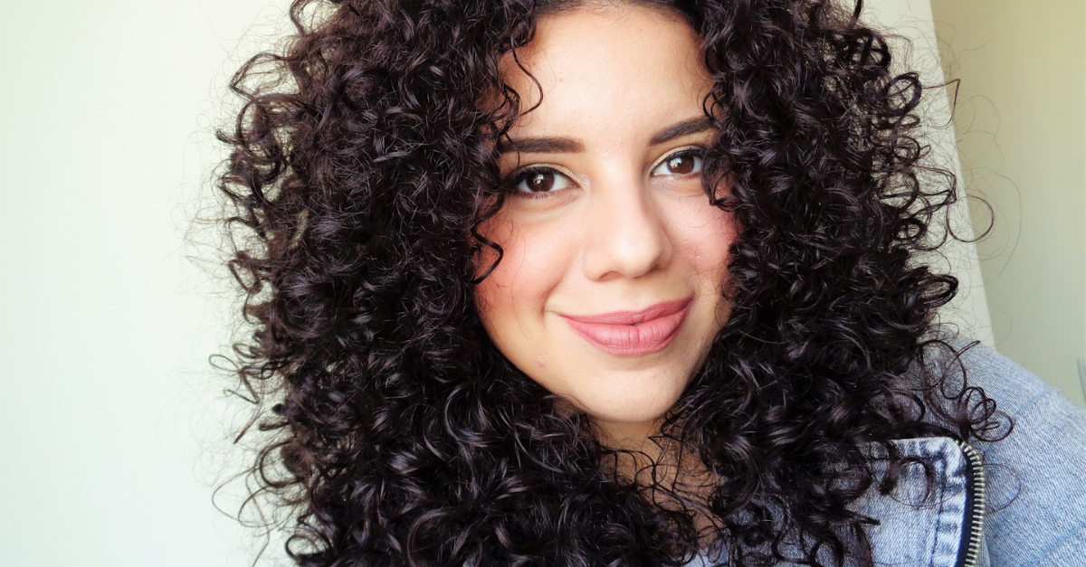 Cómo soltar los rizos y activar el volumen del cabello - e-Consejos